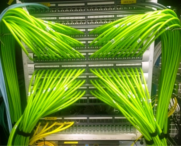 Cabling Organization Paling Rapi di Server Rack Data Center