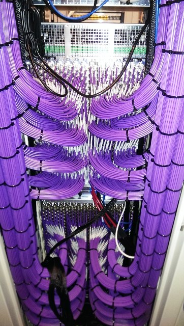 Cabling Organization Paling Rapi di Server Rack Data Center
