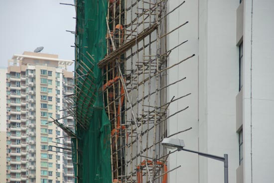 Menengok Keindahan Instalasi Scaffolding Bambu di Hongkong